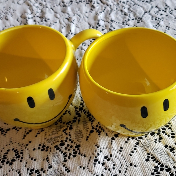 m | Other | Set Of Happy Face Mugs | Poshmark